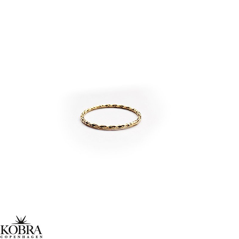 "Xenia" enkel guld ring med diamant mønster - Forgyldte ringe - Kobra ...