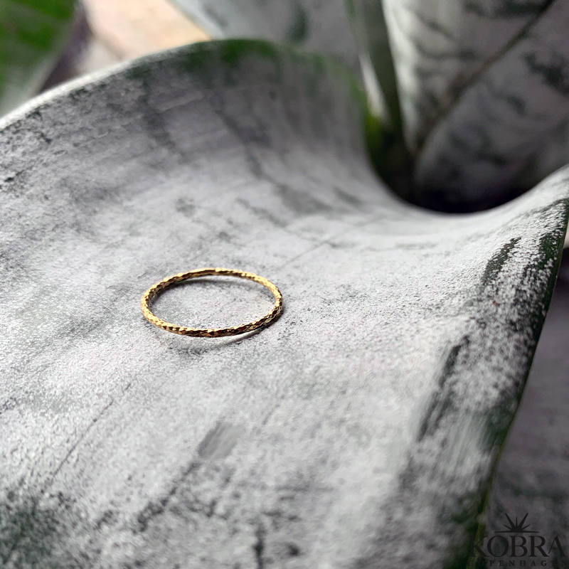 "Xenia" enkel guld ring med diamant mønster - Forgyldte ringe - Kobra ...